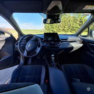 Grey Toyota C-HR 2021 in Kursenai, with an engine capacity of 1.99 L and mileage of 79 thousand km for 24499 €, photo 1 on AUTOMOTO.COM.LV