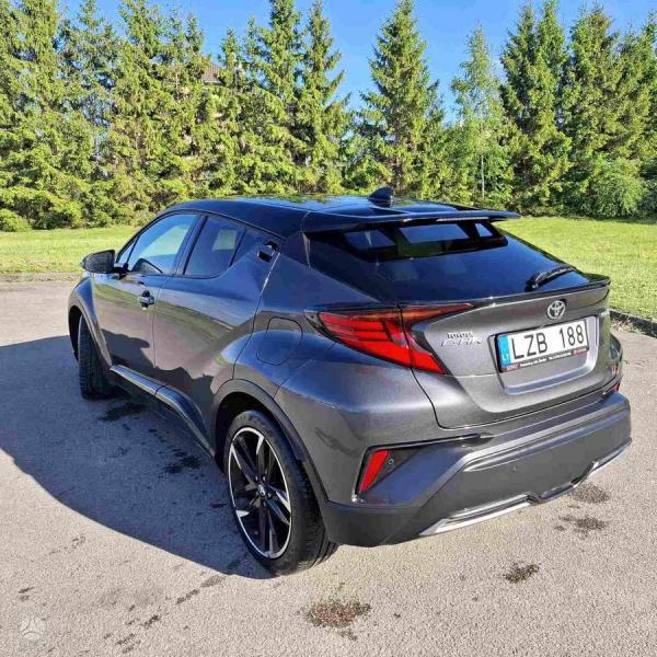 Grey Toyota C-HR 2021 in Kursenai, with an engine capacity of 1.99 L and mileage of 79 thousand km for 24499 €, photo 4 on AUTOMOTO.COM.LV