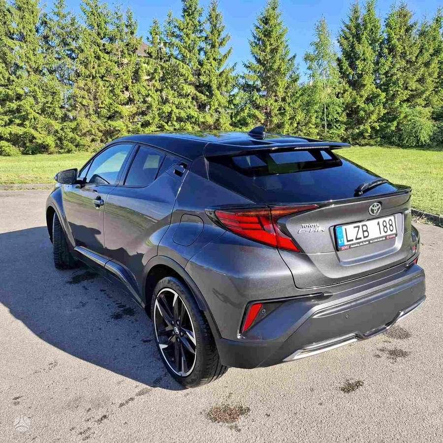 Grey Toyota C-HR 2021 in Kursenai, with an engine capacity of 1.99 L and mileage of 79 thousand km for 24499 €, photo 4 on AUTOMOTO.COM.LV