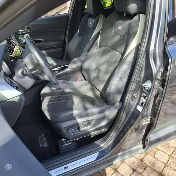 Grey Toyota C-HR 2021 in Kursenai, with an engine capacity of 1.99 L and mileage of 79 thousand km for 24499 €, photo 10 on AUTOMOTO.COM.LV