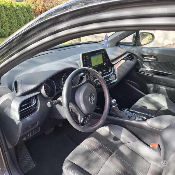 Pelēks Toyota C-HR 2021 Kuršėnai, ar dzinēja tilpumu 1.99 L un nobraukumu 79 tūkst. km par 24499 €, foto 9 vietnē AUTOMOTO.COM.LV