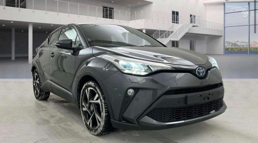 Серый Тойота C-HR 2022 в Вильнюс, объемом двигателя 1.99 л и пробегом 58 тыс. км за 23500 €, фото 2 на AUTOMOTO.COM.LV