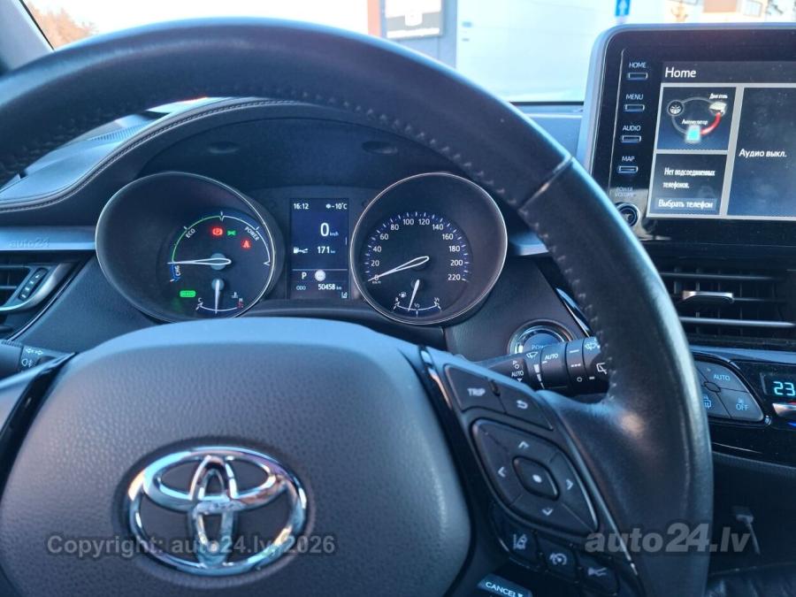 Pelēks Toyota C-HR 2022 Tallina, ar dzinēja tilpumu 1.80 L un nobraukumu 50 tūkst. km par 22100 €, foto 1 vietnē AUTOMOTO.COM.LV