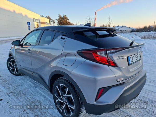 Pelēks Toyota C-HR 2022 Tallina, ar dzinēja tilpumu 1.80 L un nobraukumu 50 tūkst. km par 22100 €, foto 5 vietnē AUTOMOTO.COM.LV