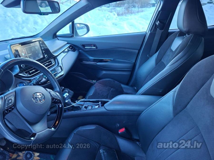 Pelēks Toyota C-HR 2022 Tallina, ar dzinēja tilpumu 1.80 L un nobraukumu 50 tūkst. km par 22100 €, foto 2 vietnē AUTOMOTO.COM.LV
