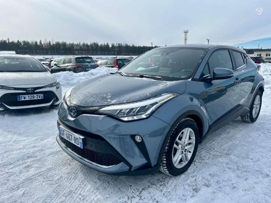 Grey Toyota C-HR 2022 in Vilnius, with an engine capacity of 1.80 L and mileage of 150 thousand km for 18400 €, photo 1 on AUTOMOTO.COM.LV