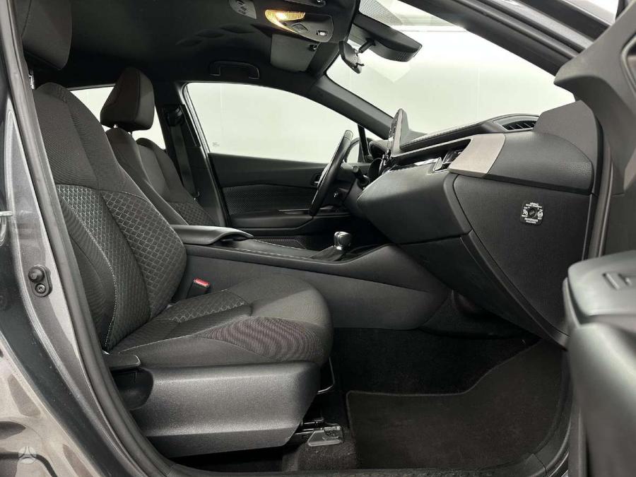 Grey Toyota C-HR 2022 in Vilnius, with an engine capacity of 1.80 L and mileage of 107 thousand km for 20900 €, photo 6 on AUTOMOTO.COM.LV
