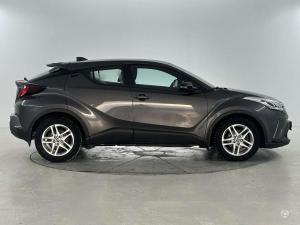 Grey Toyota C-HR 2022 in Vilnius, with an engine capacity of 1.80 L and mileage of 107 thousand km for 20900 €, photo 16 on AUTOMOTO.COM.LV