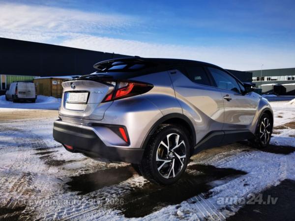 Серый Тойота C-HR 2022 в Таллин, объемом двигателя 1.80 л и пробегом 50 тыс. км за 23950 €, фото 4 на AUTOMOTO.COM.LV