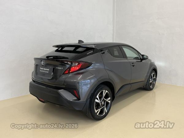 Pelēks Toyota C-HR 2022 Rakvere, ar dzinēja tilpumu 1.80 L un nobraukumu 59 tūkst. km par 22990 €, foto 2 vietnē AUTOMOTO.COM.LV