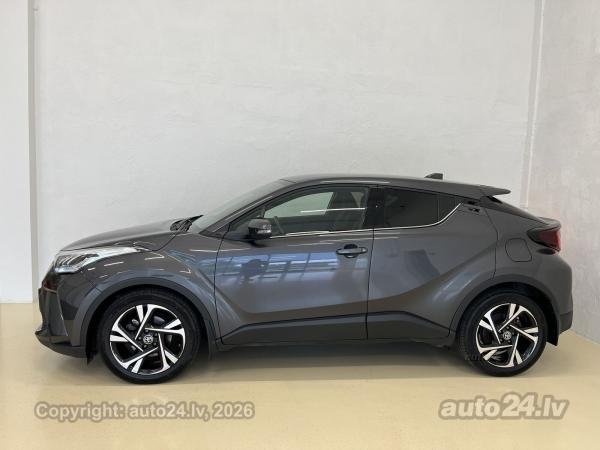 Pelēks Toyota C-HR 2022 Rakvere, ar dzinēja tilpumu 1.80 L un nobraukumu 59 tūkst. km par 22990 €, foto 3 vietnē AUTOMOTO.COM.LV