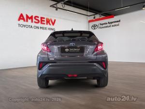 Серый Тойота C-HR 2022 в Таллин, объемом двигателя 1.80 л и пробегом 105 тыс. км за 21490 €, фото 4 на AUTOMOTO.COM.LV