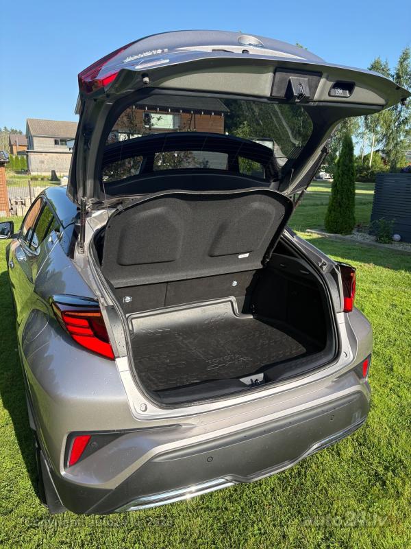 Grey Toyota C-HR 2022 in Tallinn, with an engine capacity of 2.00 L and mileage of 50 thousand km for 24900 €, photo 8 on AUTOMOTO.COM.LV