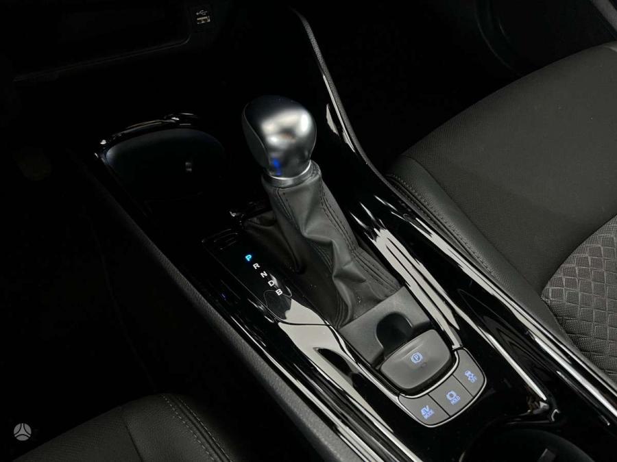 Серый Тойота C-HR 2022 в Вильнюс, объемом двигателя 1.80 л и пробегом 72 тыс. км за 23900 €, фото 24 на AUTOMOTO.COM.LV