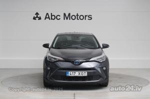 Серый Тойота C-HR 2022 в Таллин, объемом двигателя 1.80 л и пробегом 53 тыс. км за 21990 €, фото 3 на AUTOMOTO.COM.LV