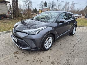 Grey Toyota C-HR 2022 in Riga, with an engine capacity of 1.80 L and mileage of 200 thousand km for 16900 €, photo 3 on AUTOMOTO.COM.LV