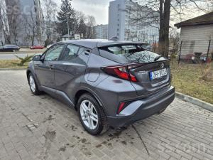 Grey Toyota C-HR 2022 in Riga, with an engine capacity of 1.80 L and mileage of 200 thousand km for 16900 €, photo 4 on AUTOMOTO.COM.LV
