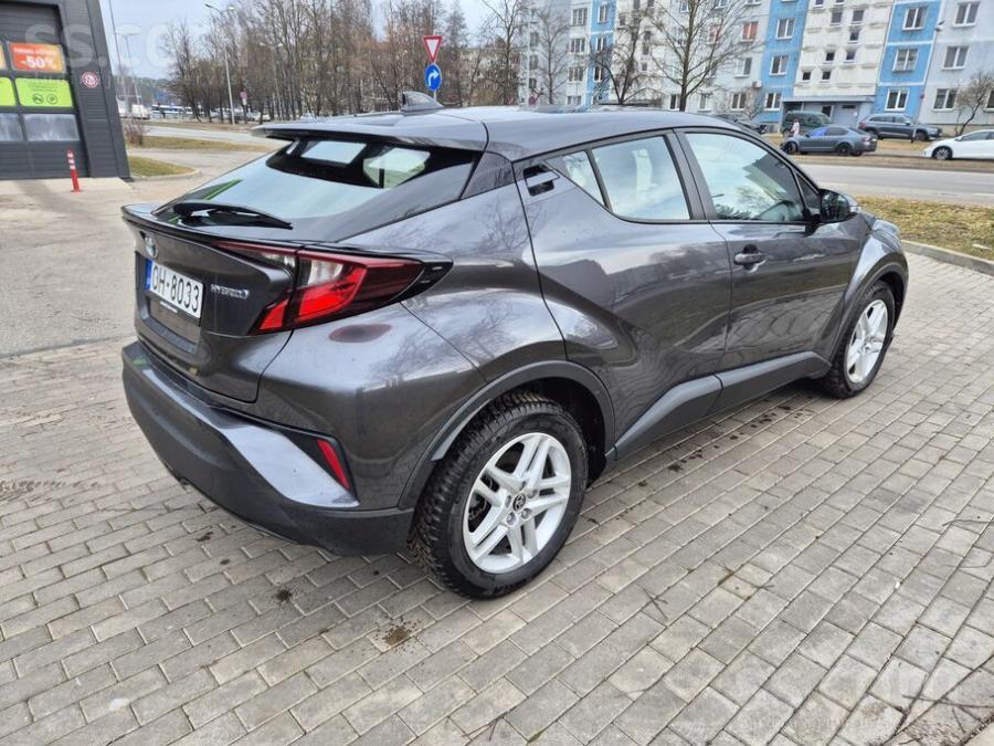 Grey Toyota C-HR 2022 in Riga, with an engine capacity of 1.80 L and mileage of 200 thousand km for 16900 €, photo 5 on AUTOMOTO.COM.LV