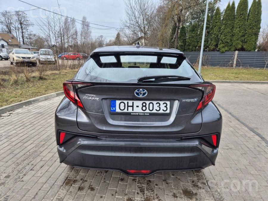Grey Toyota C-HR 2022 in Riga, with an engine capacity of 1.80 L and mileage of 200 thousand km for 16900 €, photo 6 on AUTOMOTO.COM.LV