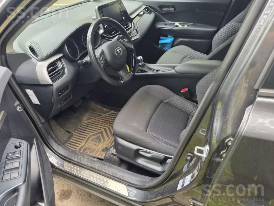 Grey Toyota C-HR 2022 in Riga, with an engine capacity of 1.80 L and mileage of 200 thousand km for 16900 €, photo 7 on AUTOMOTO.COM.LV