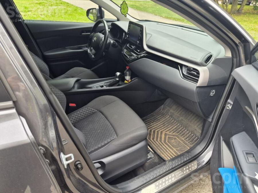 Grey Toyota C-HR 2022 in Riga, with an engine capacity of 1.80 L and mileage of 200 thousand km for 16900 €, photo 8 on AUTOMOTO.COM.LV