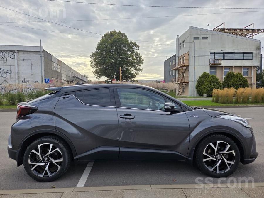 Pelēks Toyota C-HR 2022 Rīga, ar dzinēja tilpumu 1.80 L un nobraukumu 32 tūkst. km par 21000 €, foto 4 vietnē AUTOMOTO.COM.LV