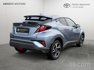 Grey Toyota C-HR 2023 in Riga, with an engine capacity of 1.80 L and mileage of 35 thousand km for 18900 €, photo 2 on AUTOMOTO.COM.LV