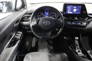 Pelēks Toyota C-HR 2023 Tallina, ar dzinēja tilpumu 1.80 L un nobraukumu 27 tūkst. km par 25790 €, foto 9 vietnē AUTOMOTO.COM.LV