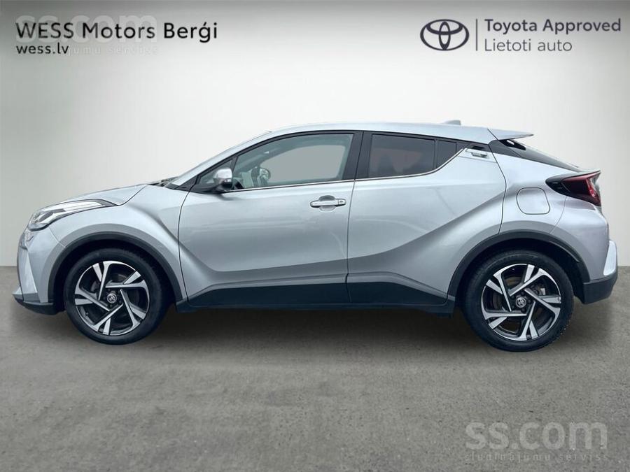 Серый Тойота C-HR 2023 в Рига, объемом двигателя 1.80 л и пробегом 51 тыс. км за 22990 €, фото 3 на AUTOMOTO.COM.LV