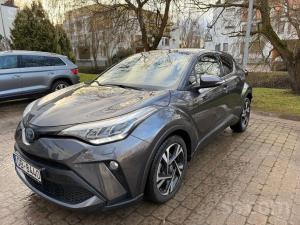 Серый Тойота C-HR 2023 в Рига, объемом двигателя 1.80 л и пробегом 20 тыс. км за 22650 €, фото  на AUTOMOTO.COM.LV