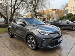 Серый Тойота C-HR 2023 в Рига, объемом двигателя 1.80 л и пробегом 20 тыс. км за 22650 €, фото 2 на AUTOMOTO.COM.LV