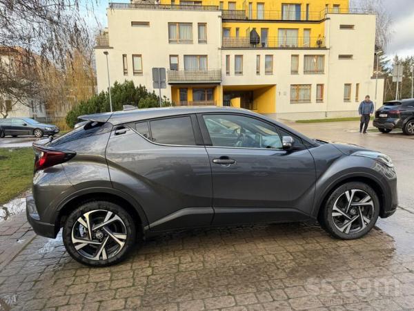 Pelēks Toyota C-HR 2023 Rīga, ar dzinēja tilpumu 1.80 L un nobraukumu 20 tūkst. km par 22650 €, foto 3 vietnē AUTOMOTO.COM.LV