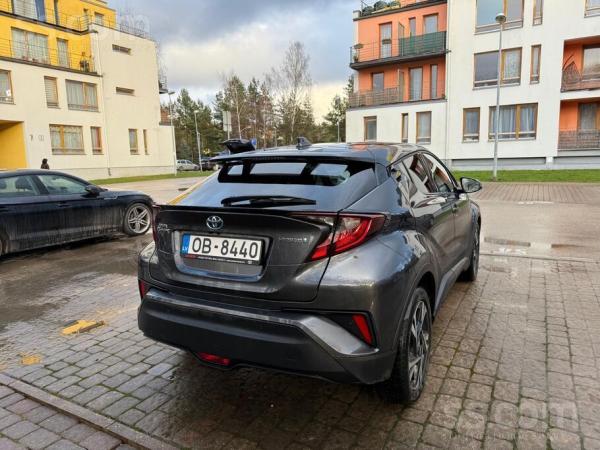 Pelēks Toyota C-HR 2023 Rīga, ar dzinēja tilpumu 1.80 L un nobraukumu 20 tūkst. km par 22650 €, foto 4 vietnē AUTOMOTO.COM.LV