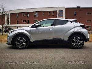 Серый Тойота C-HR 2023 в Таллин, объемом двигателя 1.80 л и пробегом 47 тыс. км за 24499 €, фото 4 на AUTOMOTO.COM.LV