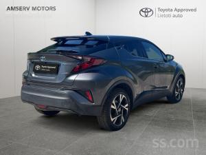 Серый Тойота C-HR 2023 в Рига, объемом двигателя 1.80 л и пробегом 38 тыс. км за 24900 €, фото 3 на AUTOMOTO.COM.LV