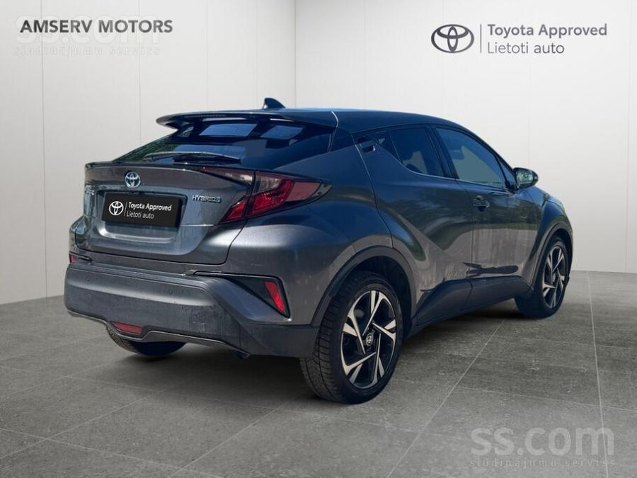 Серый Тойота C-HR 2023 в Рига, объемом двигателя 1.80 л и пробегом 38 тыс. км за 24900 €, фото 3 на AUTOMOTO.COM.LV