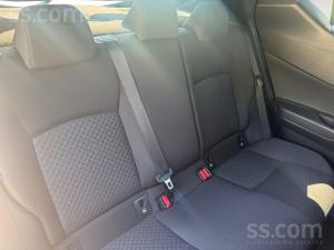 Серый Тойота C-HR 2023 в Рига, объемом двигателя 1.80 л и пробегом 38 тыс. км за 24900 €, фото 7 на AUTOMOTO.COM.LV