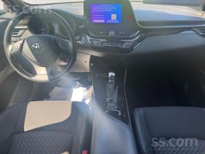 Серый Тойота C-HR 2023 в Рига, объемом двигателя 1.80 л и пробегом 38 тыс. км за 24900 €, фото 8 на AUTOMOTO.COM.LV