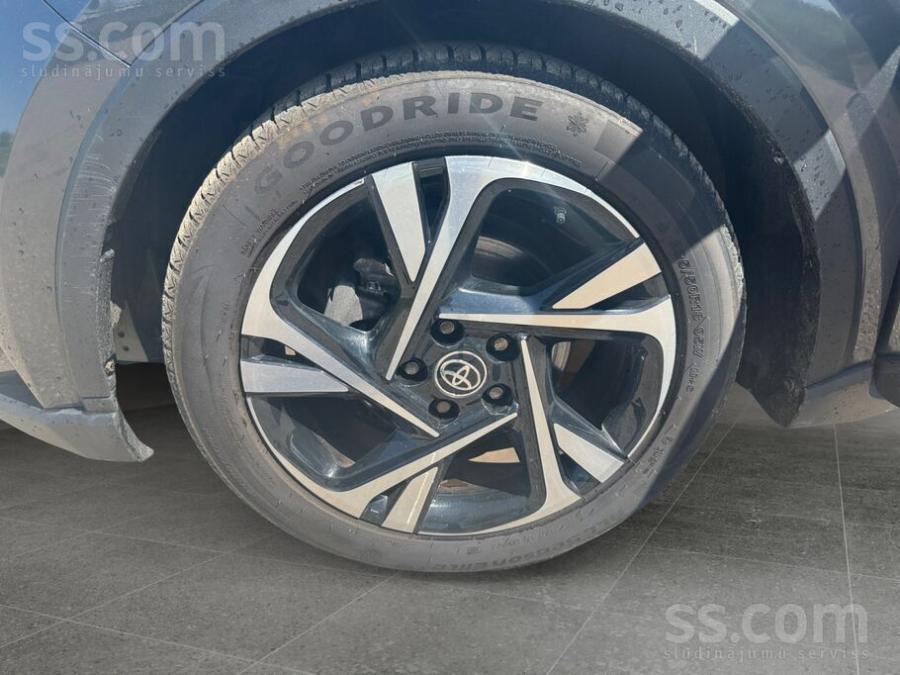 Серый Тойота C-HR 2023 в Рига, объемом двигателя 1.80 л и пробегом 38 тыс. км за 24900 €, фото 15 на AUTOMOTO.COM.LV