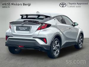 Серый Тойота C-HR 2023 в Рига, объемом двигателя 1.80 л и пробегом 51 тыс. км за 22990 €, фото 3 на AUTOMOTO.COM.LV