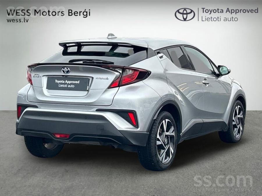 Серый Тойота C-HR 2023 в Рига, объемом двигателя 1.80 л и пробегом 51 тыс. км за 22990 €, фото 3 на AUTOMOTO.COM.LV