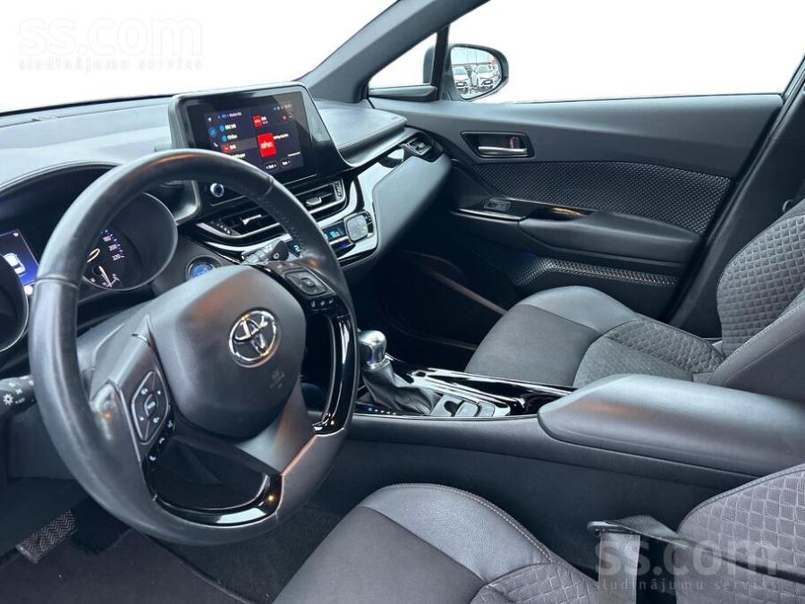 Серый Тойота C-HR 2023 в Рига, объемом двигателя 1.80 л и пробегом 51 тыс. км за 22990 €, фото 12 на AUTOMOTO.COM.LV