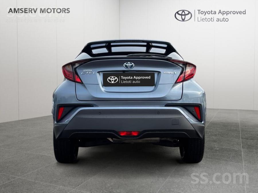 Grey Toyota C-HR 2023 in Riga, with an engine capacity of 1.80 L and mileage of 38 thousand km for 24900 €, photo 4 on AUTOMOTO.COM.LV
