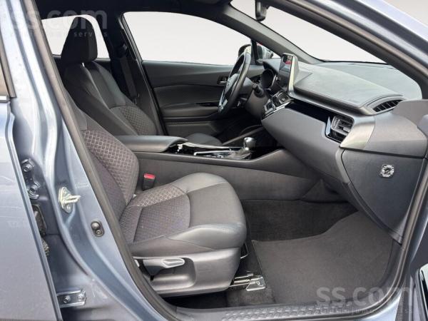 Grey Toyota C-HR 2023 in Riga, with an engine capacity of 1.80 L and mileage of 38 thousand km for 24900 €, photo 5 on AUTOMOTO.COM.LV