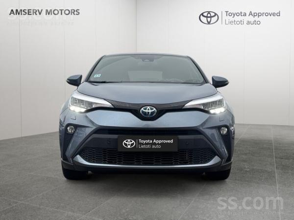 Grey Toyota C-HR 2023 in Riga, with an engine capacity of 1.80 L and mileage of 39 thousand km for 24900 €, photo 4 on AUTOMOTO.COM.LV