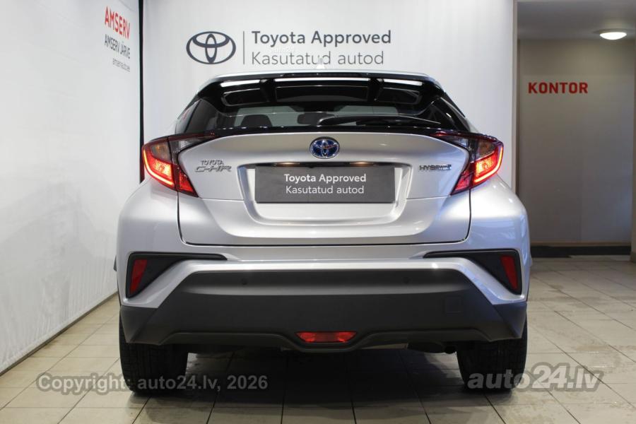 Серый Тойота C-HR 2023 в Таллин, объемом двигателя 1.80 л и пробегом 33 тыс. км за 24990 €, фото 5 на AUTOMOTO.COM.LV