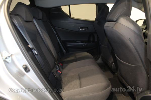 Grey Toyota C-HR 2023 in Tallinn, with an engine capacity of 1.80 L and mileage of 33 thousand km for 24990 €, photo 7 on AUTOMOTO.COM.LV