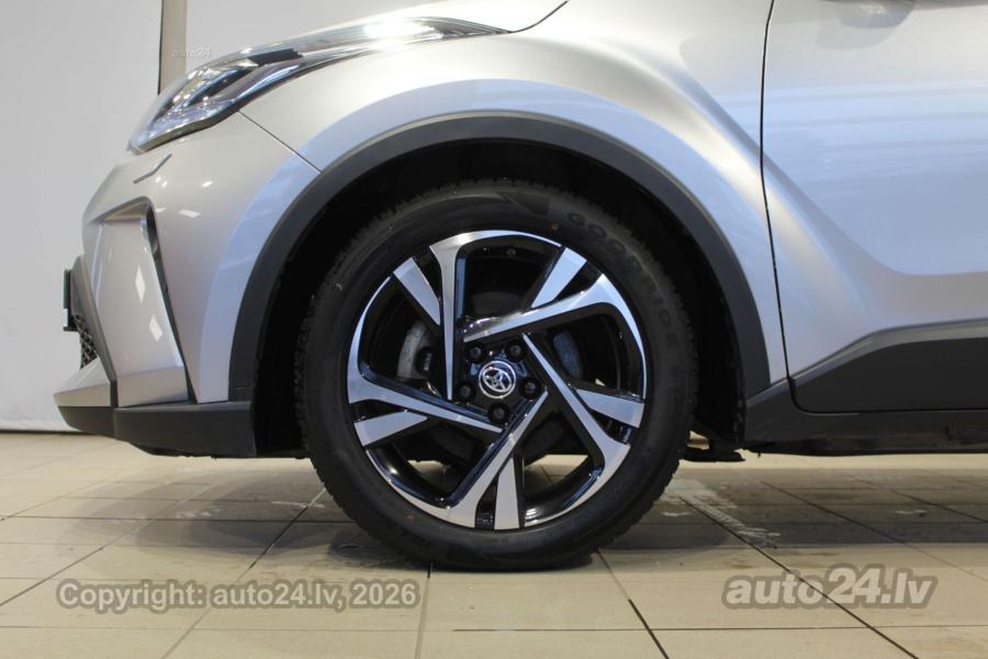 Серый Тойота C-HR 2023 в Таллин, объемом двигателя 1.80 л и пробегом 33 тыс. км за 24990 €, фото 15 на AUTOMOTO.COM.LV