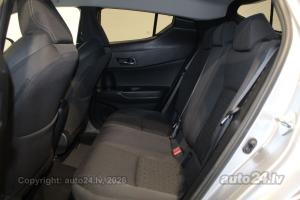 Серый Тойота C-HR 2023 в Таллин, объемом двигателя 1.80 л и пробегом 33 тыс. км за 24990 €, фото 19 на AUTOMOTO.COM.LV