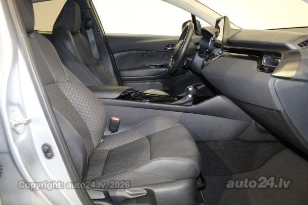Grey Toyota C-HR 2023 in Tallinn, with an engine capacity of 1.80 L and mileage of 31 thousand km for 24990 €, photo 7 on AUTOMOTO.COM.LV